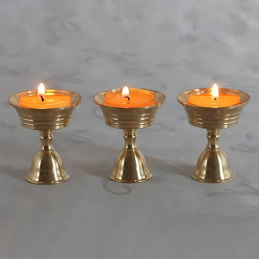 Candelabro de copa de cobre con acabado vintage sobre base de pedestal